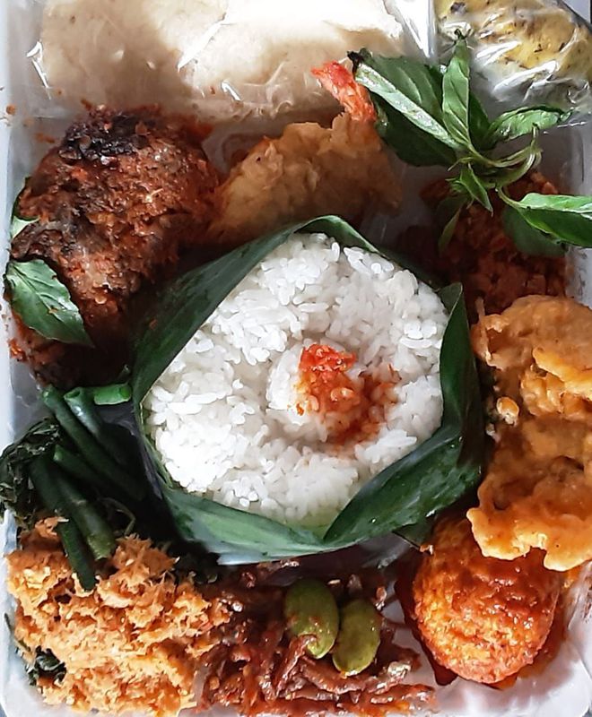 Rice Box Paket E isi Nasi liwet,Ayam bakar,Urap,Udang,Telur balado,Sambal teri,Bakwan,Krupuk,Buah