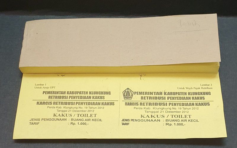 Karcis penyediaan kakus/toilet Rp.1.000 buang air kecil