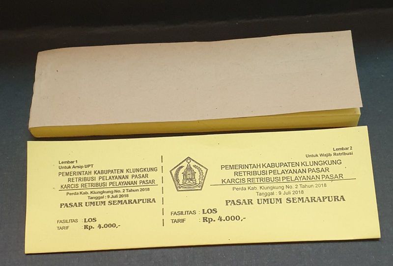 karcis retribusi pelayanan pasar Rp.4.000 pasar semarapura,fasilitas LOS