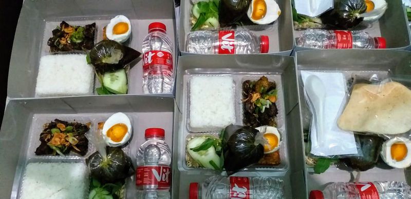 Menu E : Nasi Rawon Daging Komplit