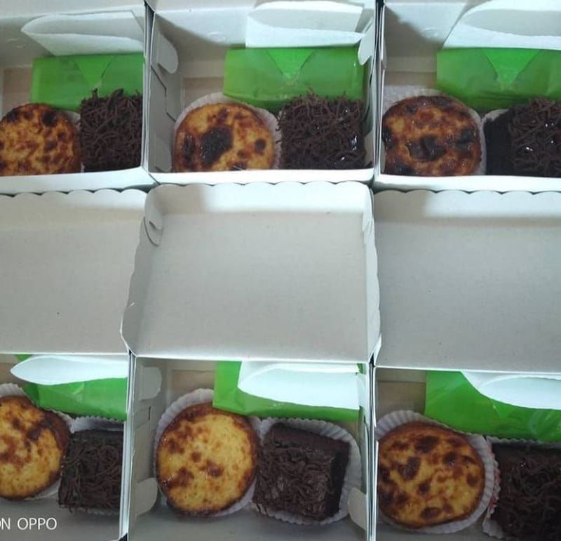 Snack Box - 2 kue manis, 1 kue asin, air mineral