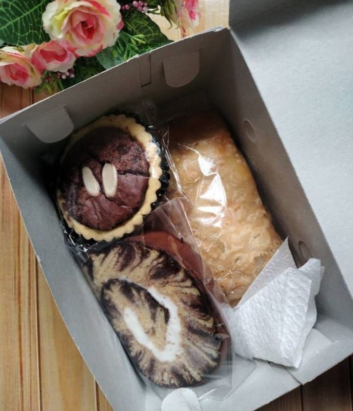 Snack Box - 2 kue manis, 1 kue asin, air mineral