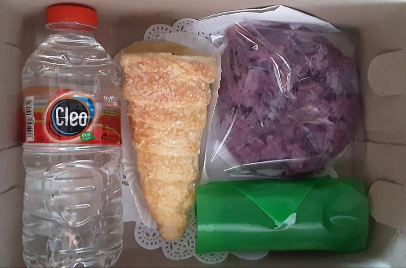 Snack Box Kue Besar Isi 3 + Air Mineral