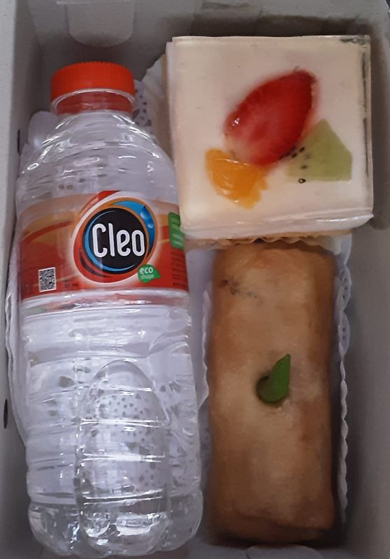 Snack Box Kue Besar Isi 2 + Air Mineral