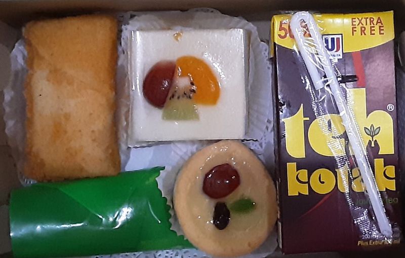 Snack Box Kue Besar Isi 4 + Teh Kotak