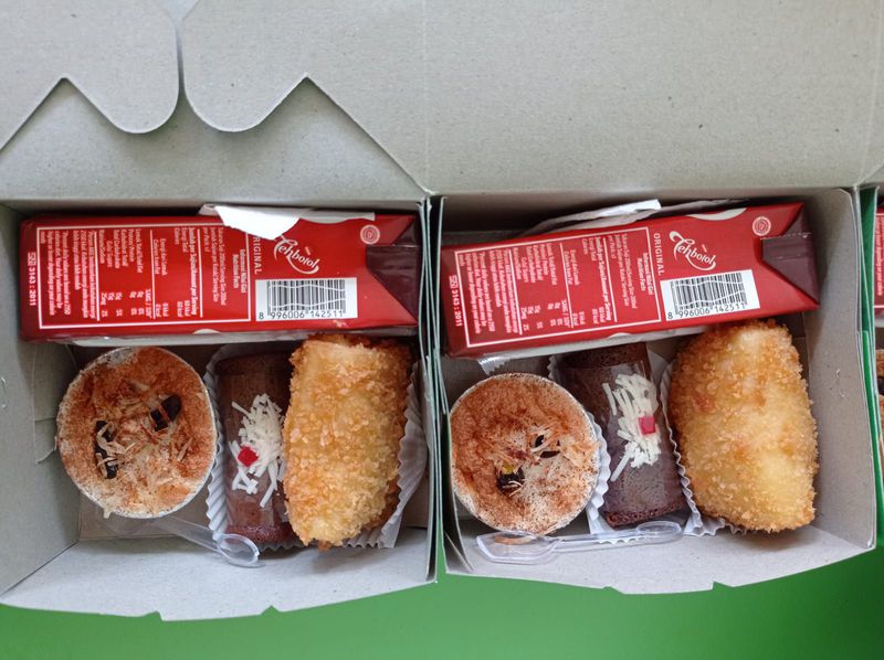 Snack Box Spesial - 3 kue + Teh Kotak 200ml + Tisu