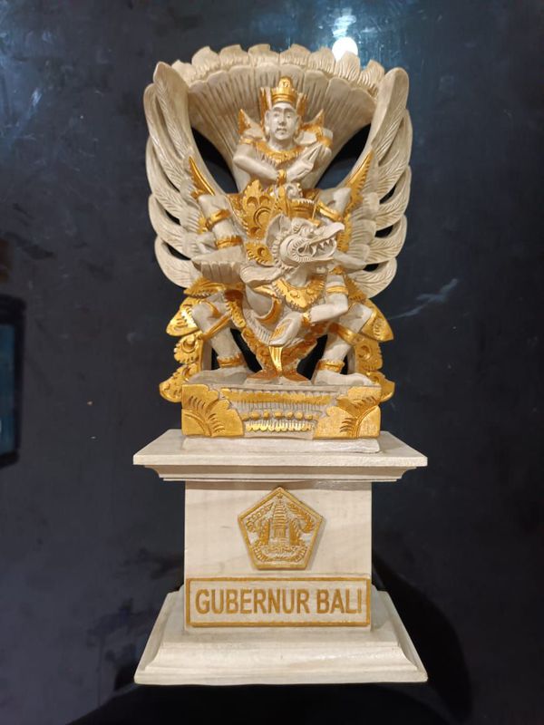 Plakat/Vandel Ukir Patung Garuda Wisnu Kencana