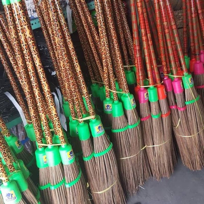 sapu lidi taman besar