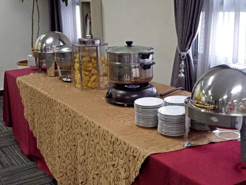 Prasmanan sarapan ,snack pagi, makan siang,snack sore dan makan malam