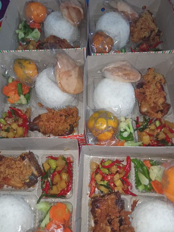 Paket snack dan nasi box