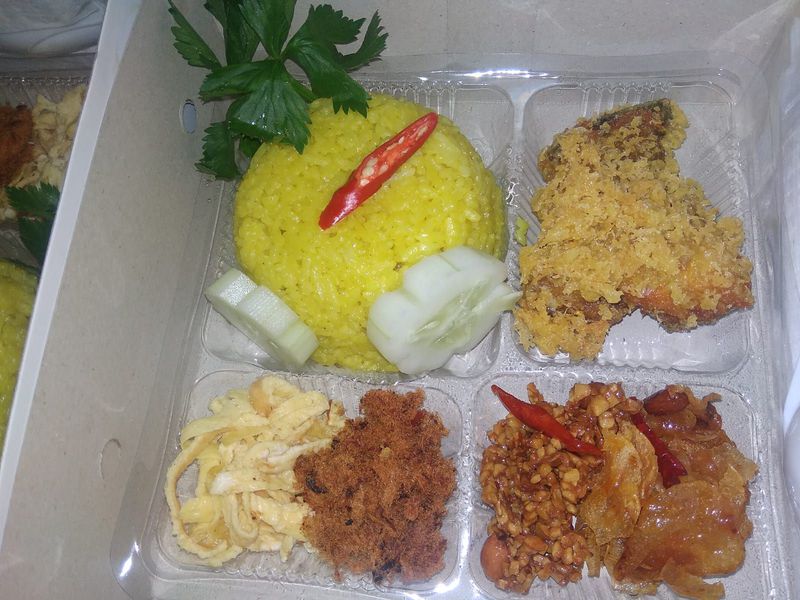 Paket nasi beserta lauk dan sayur plus air mineral