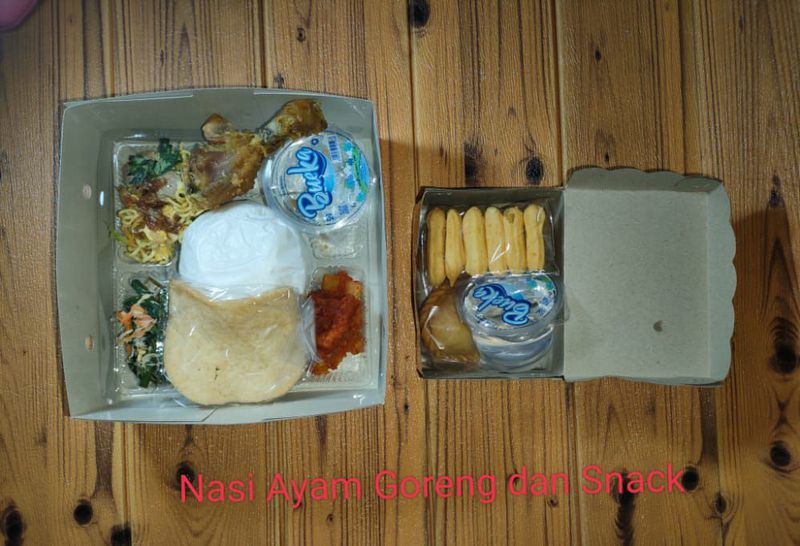 Nasi Ayam Goreng/Ayam Bakar + Snack