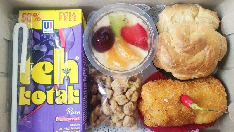 Snack Box Medium Isi 3 Macam Kue + 1 Kacang + Teh Kotak