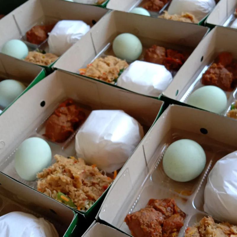 Nasi box Telur Dadar/Semur/Bacem & Sayur + Snack Box