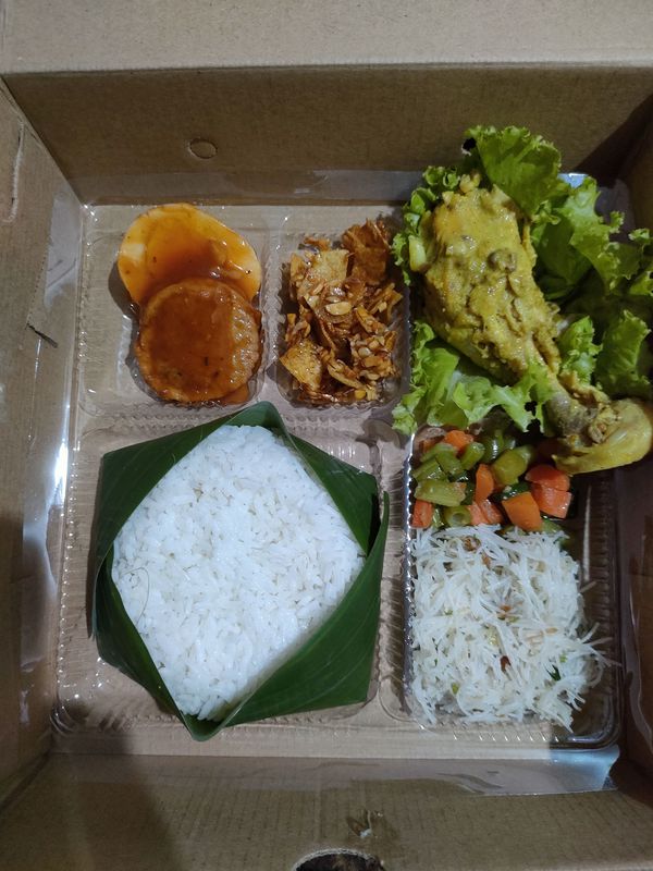 nasi rames ayam kare plus rolade telor saos teriyaki