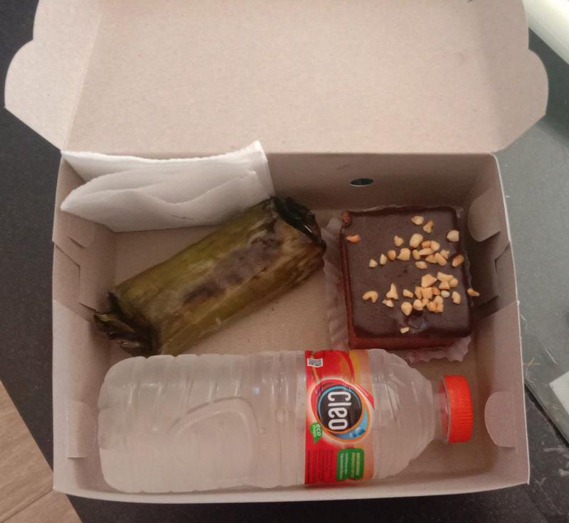 snack kotak isi 2 kue dan minum Cleo botol