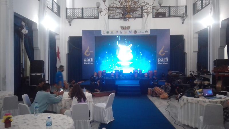 Cetak dan pasang frame Led