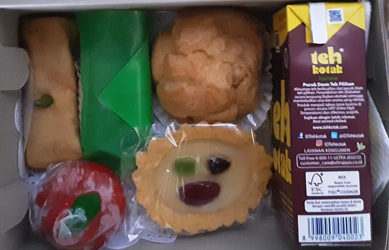 Snack Box Isi 5 kue besar+teh kotak(lempersosis solo,pie buah,kue tok ...