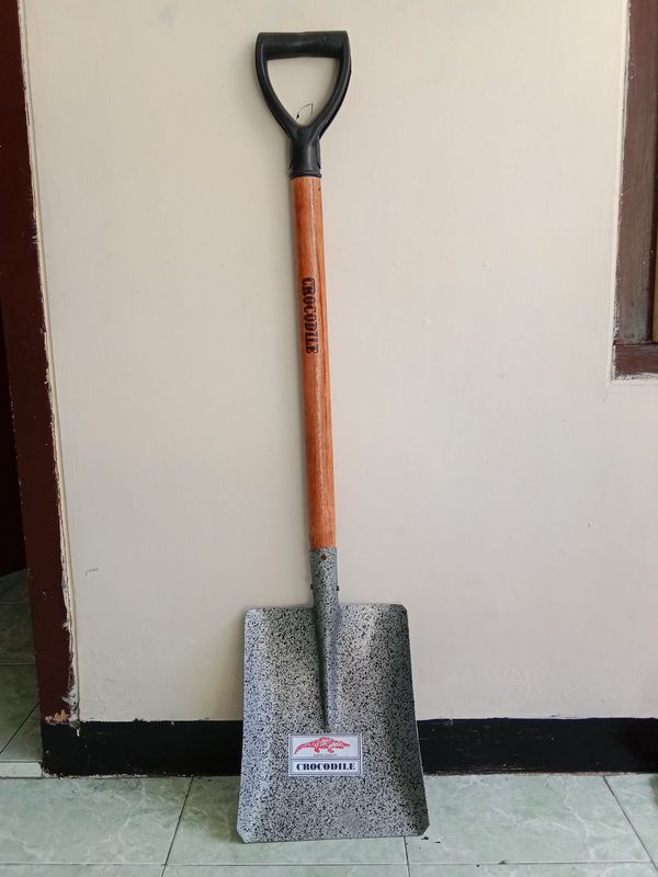 Sekop Besi Gagang Kayu