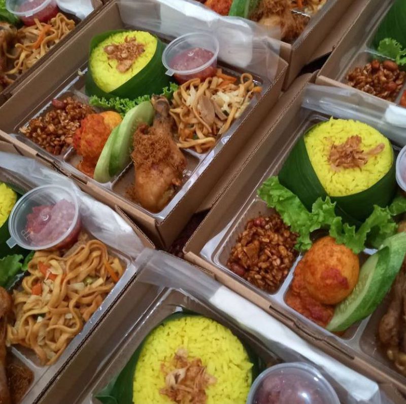 Nasi Kuning Box Ayam Srundeng