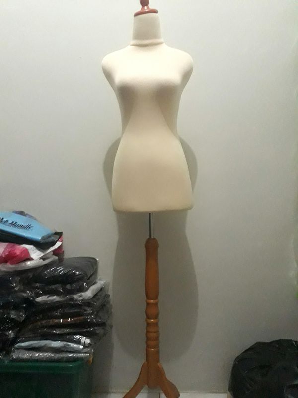 Maneken atau dummy wanita 1/2