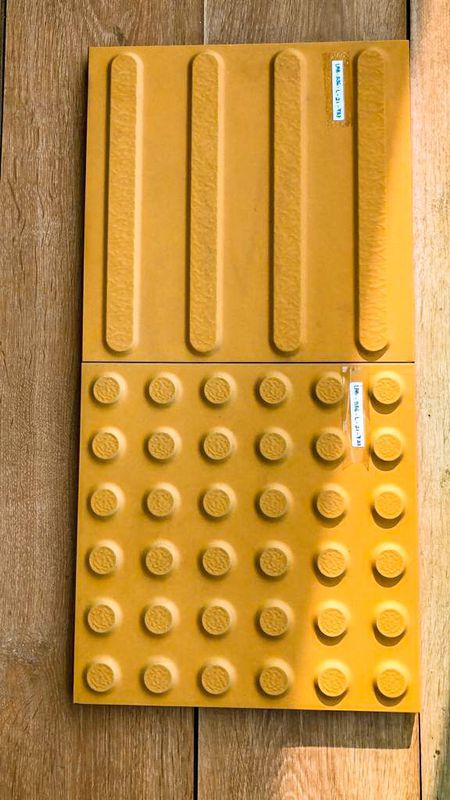 Granite TACTILE Super Yellow ( VID Local ) / Guiding block - LINE