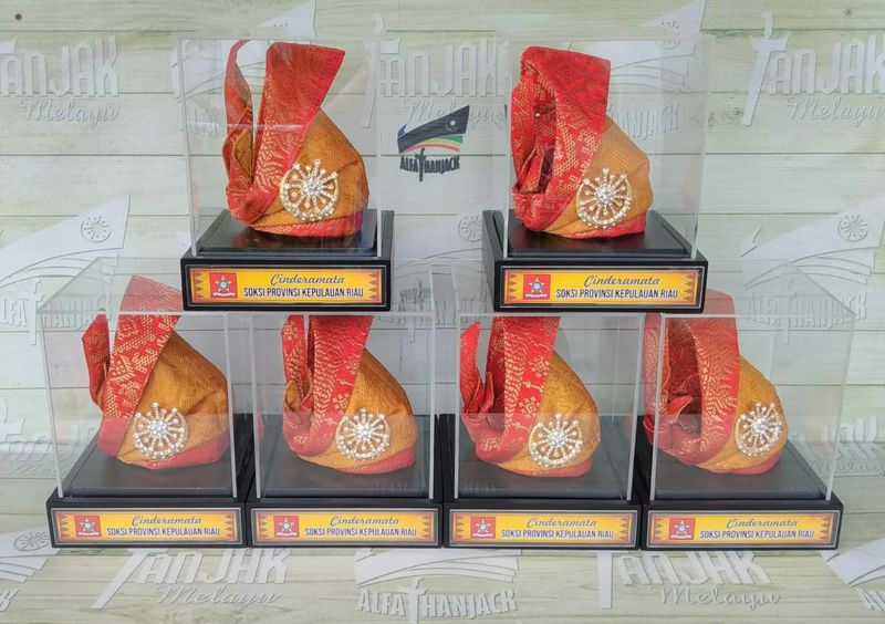 Cinderamata Tanjak Box Akrilik Ukuran Sedang