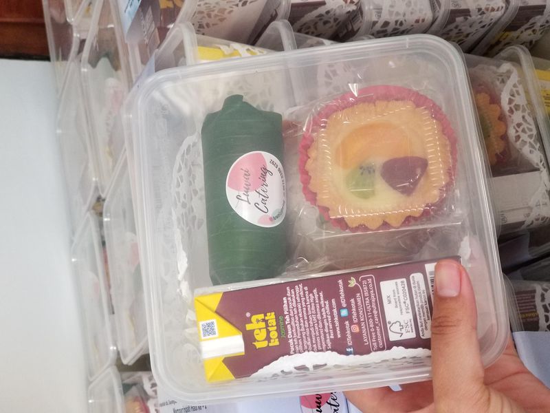 Kue 2macam + teh kotak/air mineral+ snack ringan