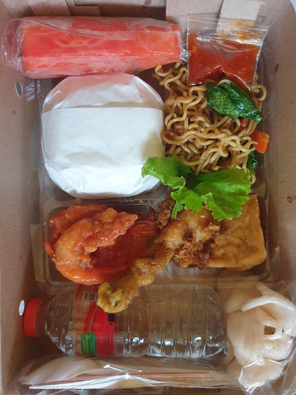 Nasi kotak minum cleo