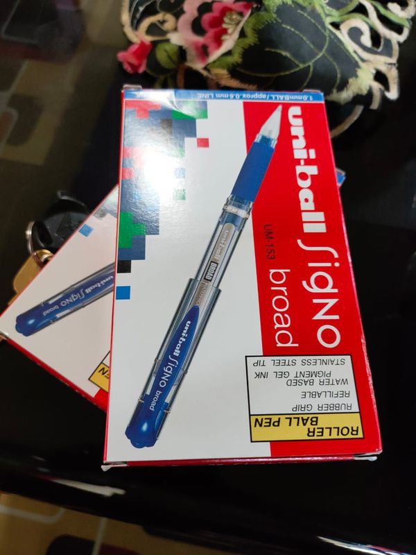 Pena Uni-Ball Signo Broad - Hitam