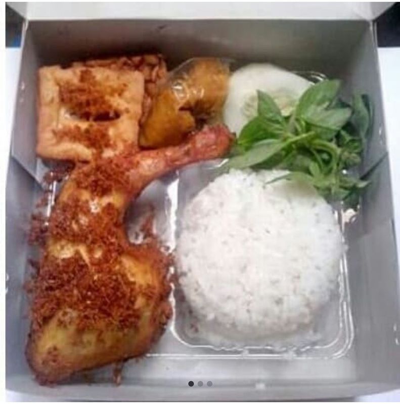 Nasi box dan snack=nasi,ayam goreng,tempe tahu goreng, kerupuk,sambal.snack= risol,puding,lemper