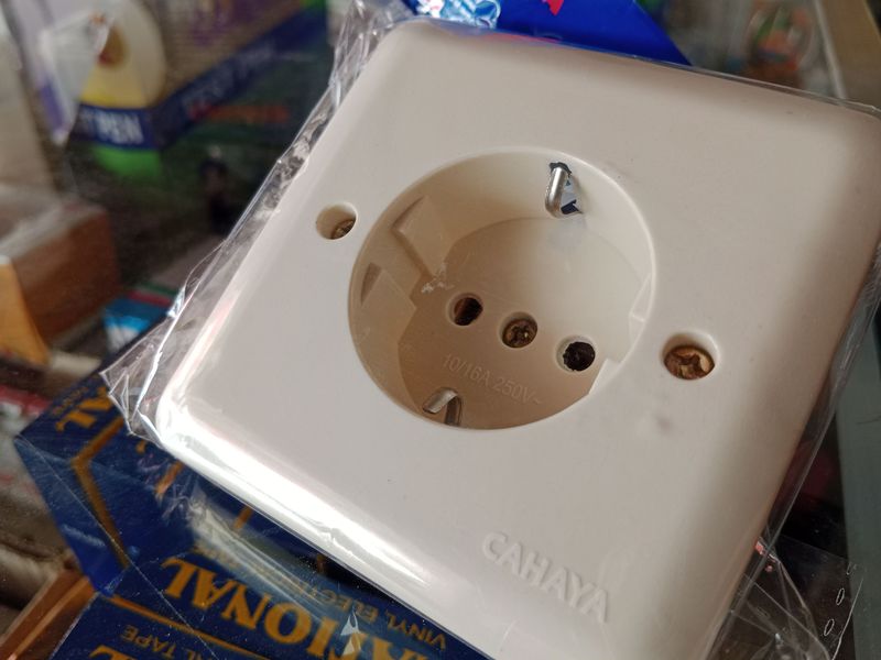 Stop Kontak Arde Tanam 1 Lubang Cahaya