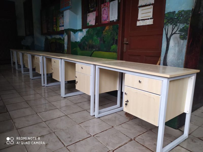 Meja Guru Laboratorium