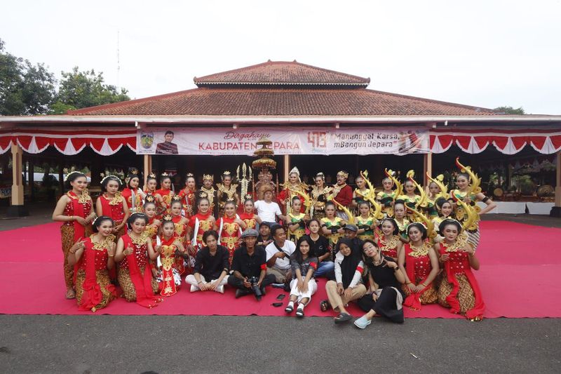 sewa talent kesenian dan pertunjukan pentas kolosal - Bentuk