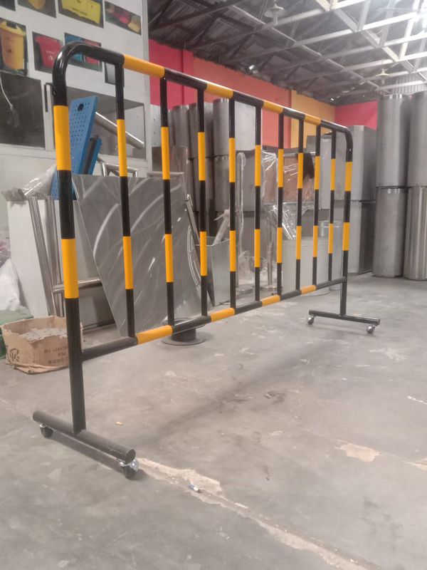 PAGAR PEMBATAS (ROAD BARRIER) WARNA HITAM KUNING