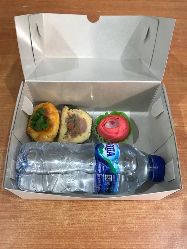 snack box isi 3 kue + Aqua Botol