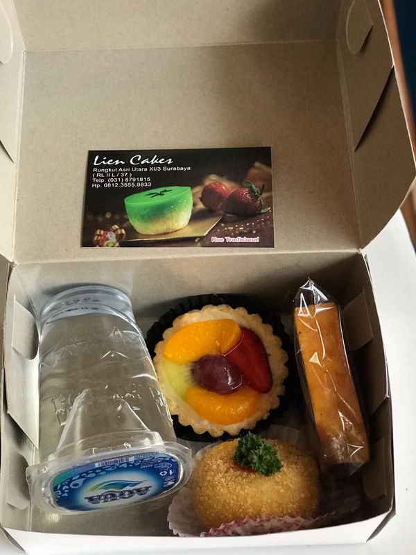 Paket Snack Box Isi 3 Kue Besar + Aqua Gelas