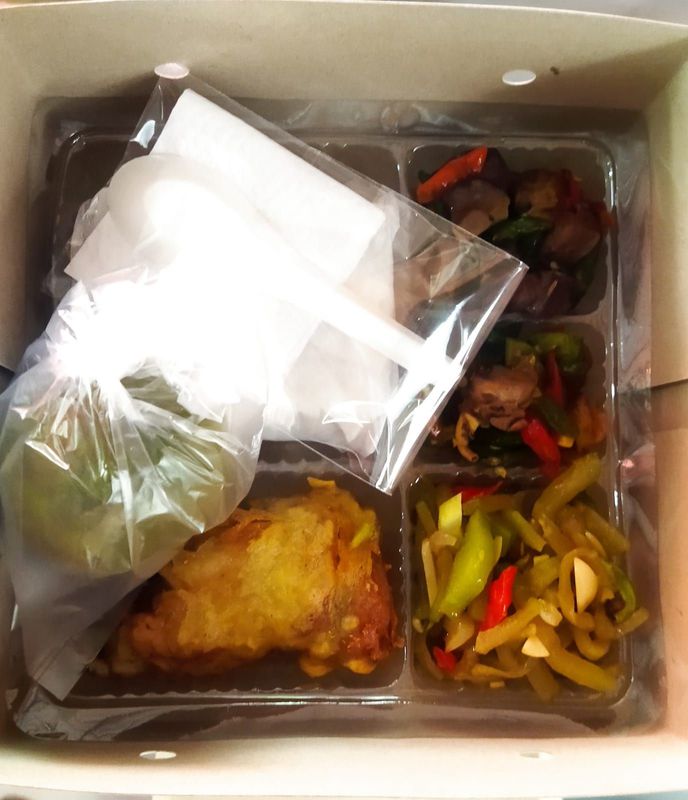 Paket Nasi Box 1: Nasi, ayam goreng, Sayur, Sambal, Buah