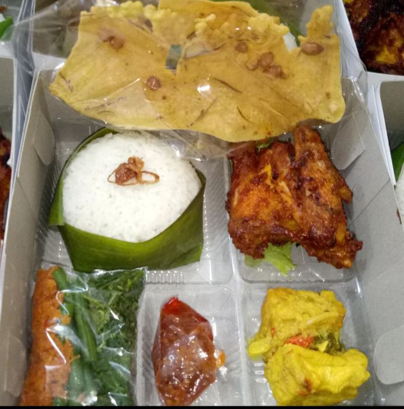 Nasi Kotak XXVIII (Nasi Uduk Ayam Bakar) by Enggal Surabaya