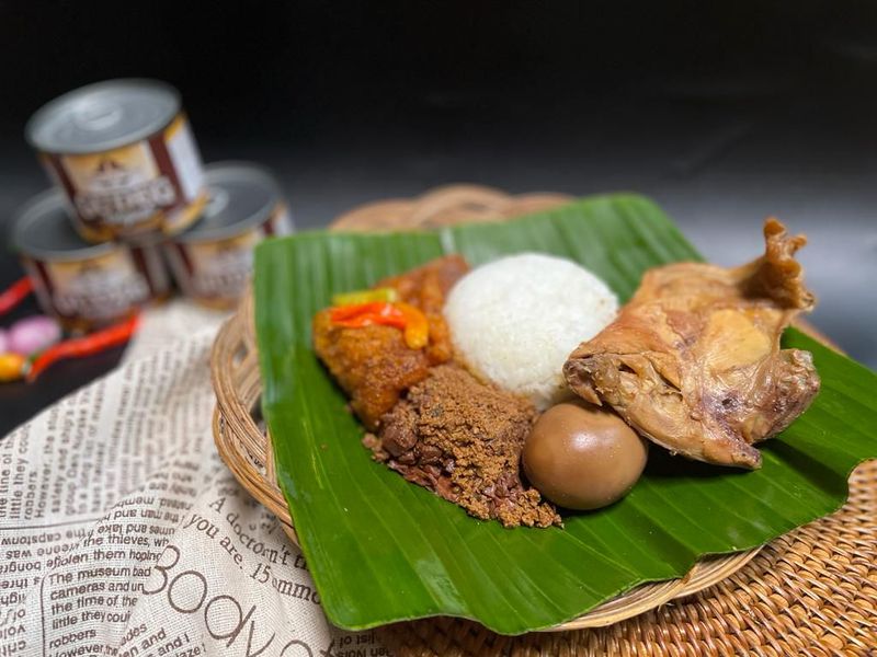 Gudeg Yu Narni : Nasi gudeg krecek dada ayam kampung + telur