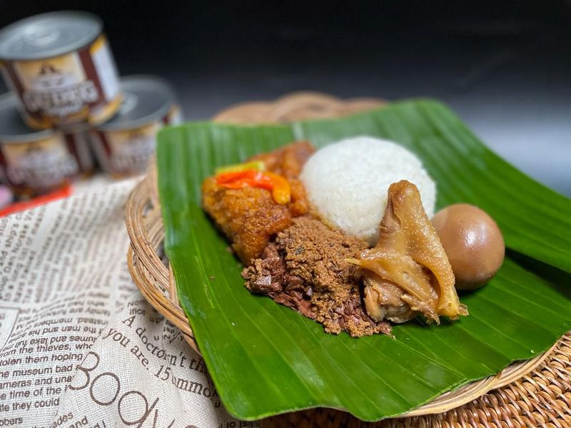 Nasi gudeg krecek sayap ayam kampung + telur