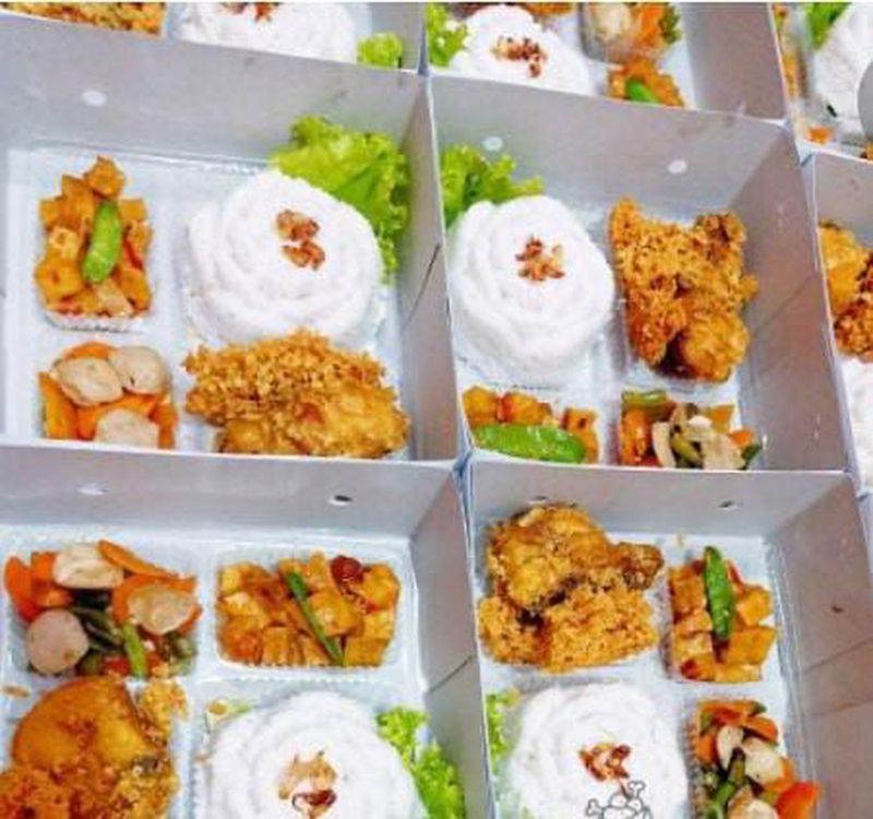 Nasi box ayam kremes dan snack box