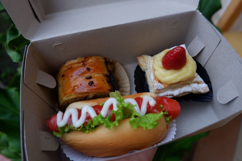 SNACK BOX ISI 3 MACAM + BUAH + 2 KELTIKAN + SUSU KEMASAN