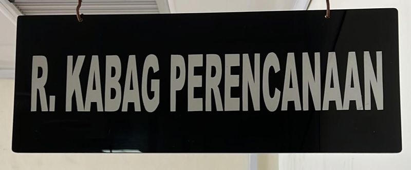 Papan Nama Ruangan akrilik Ukuran 40x15 cm desain custome