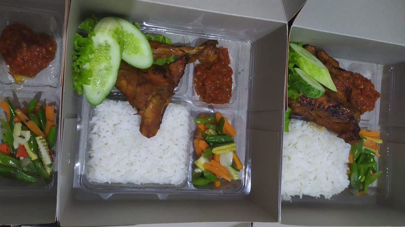 Nasi Box D ( AYAM BAKAR/ BESTIK DAGING)