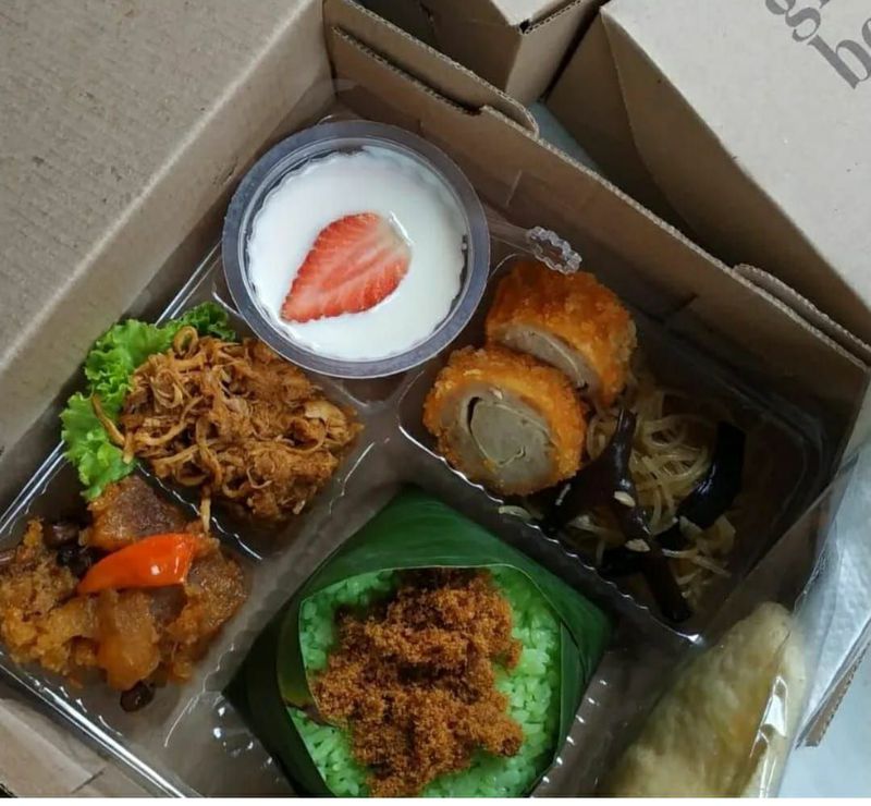 Nasi Kotak Paket Lengkap Maknyos (Tiga Lauk, Satu Sayur, Buah/Puding ...