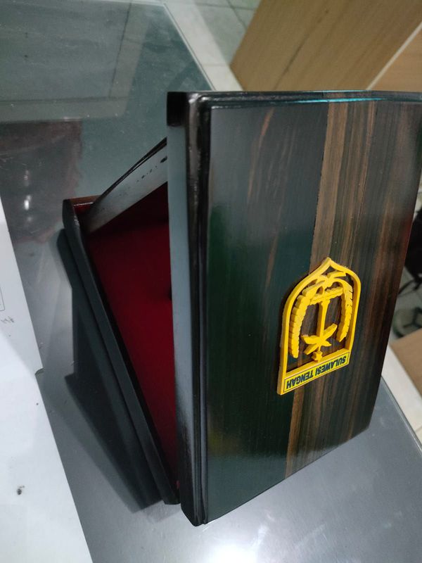 Plakat Kayu Hitam