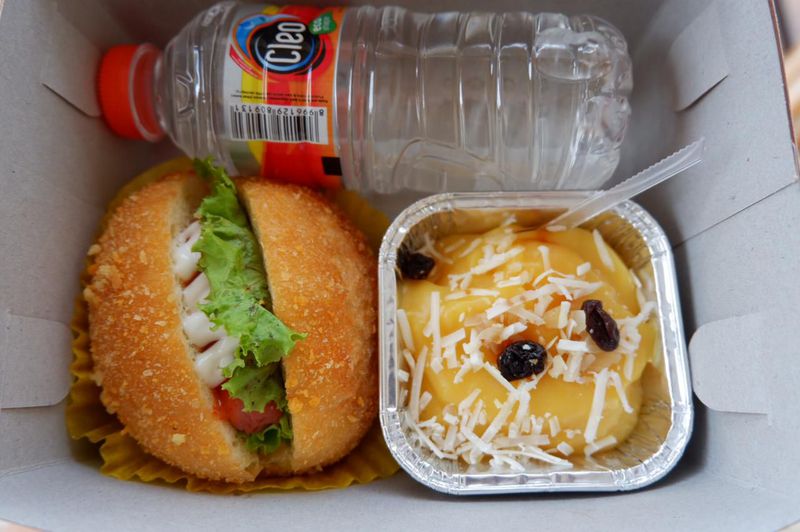 SNACK BOX 2 MACAM KUE + AIR MINERAL BOTOL 330ML