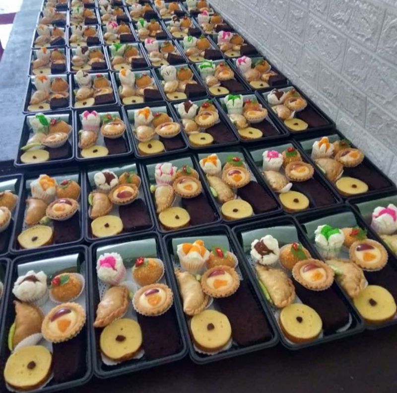 Snack Mika isi 7 kue by Enggal Surabaya