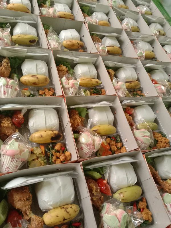 Paket snack dan nasi box